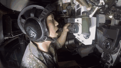 美国陆军布莱德利VS中国04A步战 到底谁更胜一筹？|步兵战车|反坦克导弹|炮塔_新浪新闻