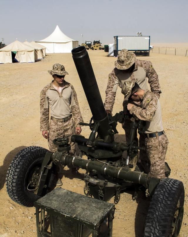炮兵被震得飞起：抓拍美国海军陆战队迫击炮班的常规操作