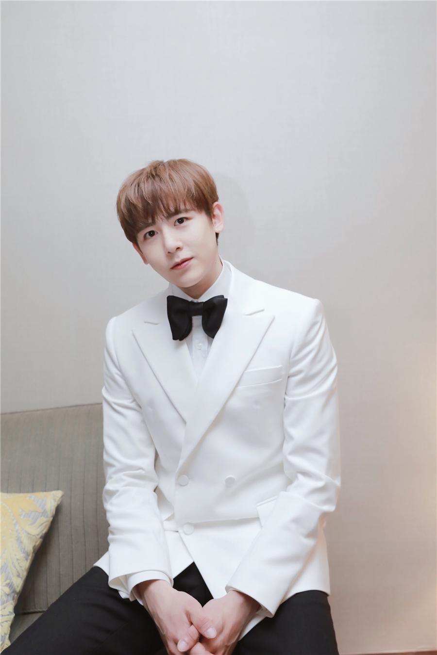 尼坤亮相香港微博星耀盛典 荣获“微博亚洲之星奖”