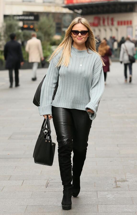 女星艾米丽·阿塔克现身伦敦街头，她的笑容很柔美_欧美星云秀_新浪博客