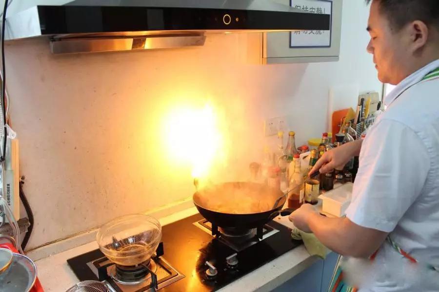 新买的油烟机不管用，烧菜成“仙境”，邻居看后指点：少了一块板|油烟机|油烟|仙境_新浪新闻