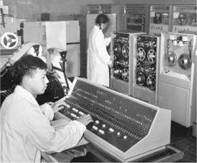 随着计算机所采用的电子器件的演变，计算机已经历了四代的发展|集成电路|存储器|存储_新浪新闻