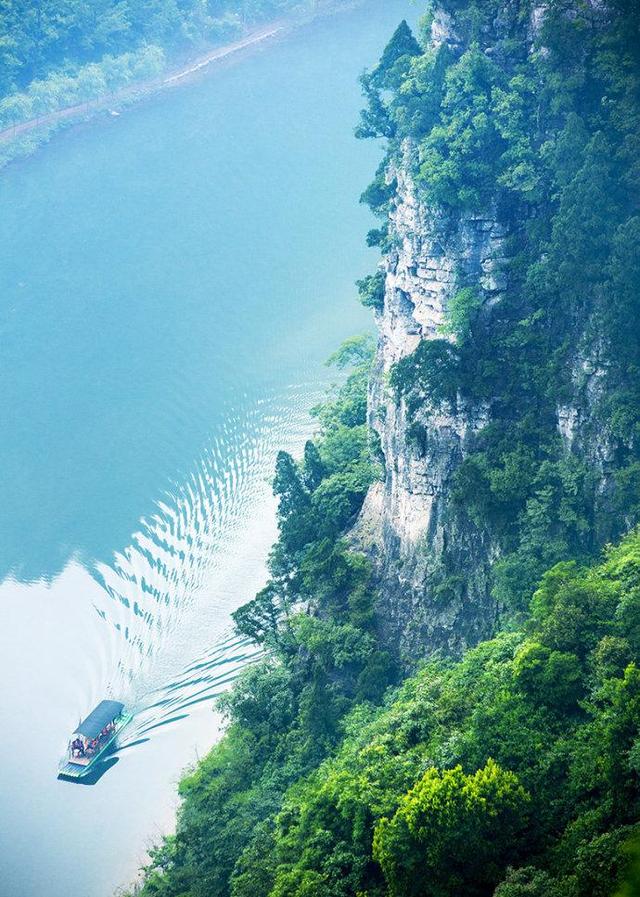 中国神秘石头城堡：建在鲤鱼山脊上，河水自动拐弯画“太极”