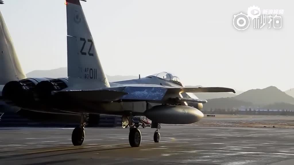 韩国光州空军基地的美军F-15战机和F-22战机进行飞行训练_手机新浪网