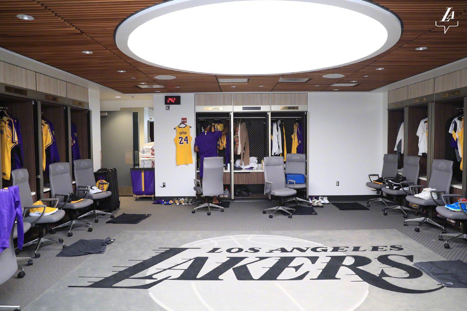 詹姆斯将科比的球衣悬挂在更衣柜旁_NBA_新浪竞技风暴_新浪网