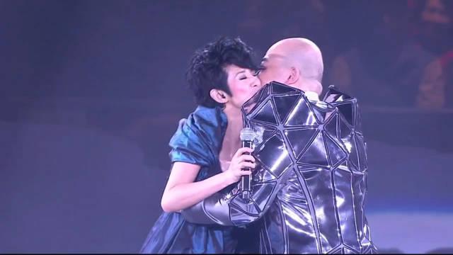 20年 | 黄伟文、吴君如《初一十五》（Concert YY黄伟文作品展2012）_新浪新闻