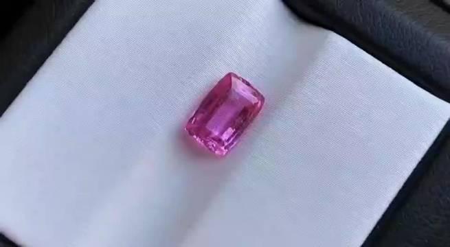 浓郁到这个程度的vivid pink 一千颗宝石里你总能精准找到它……_新浪新闻