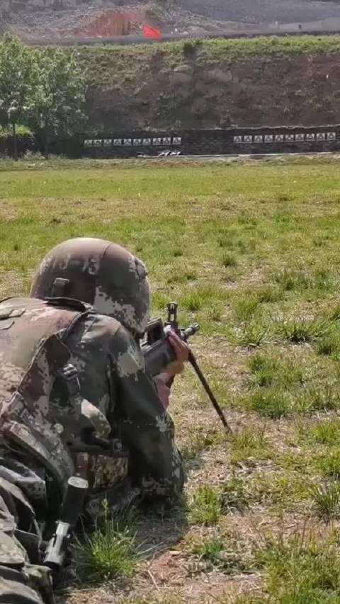实弹射击！感受95式班用机枪的威力_新浪新闻