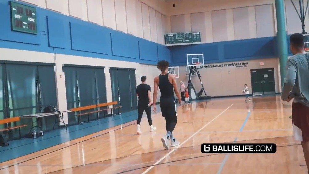 Tyler Relph 组建的2对2训练局，干货满满，看完想打球系列！_新浪新闻