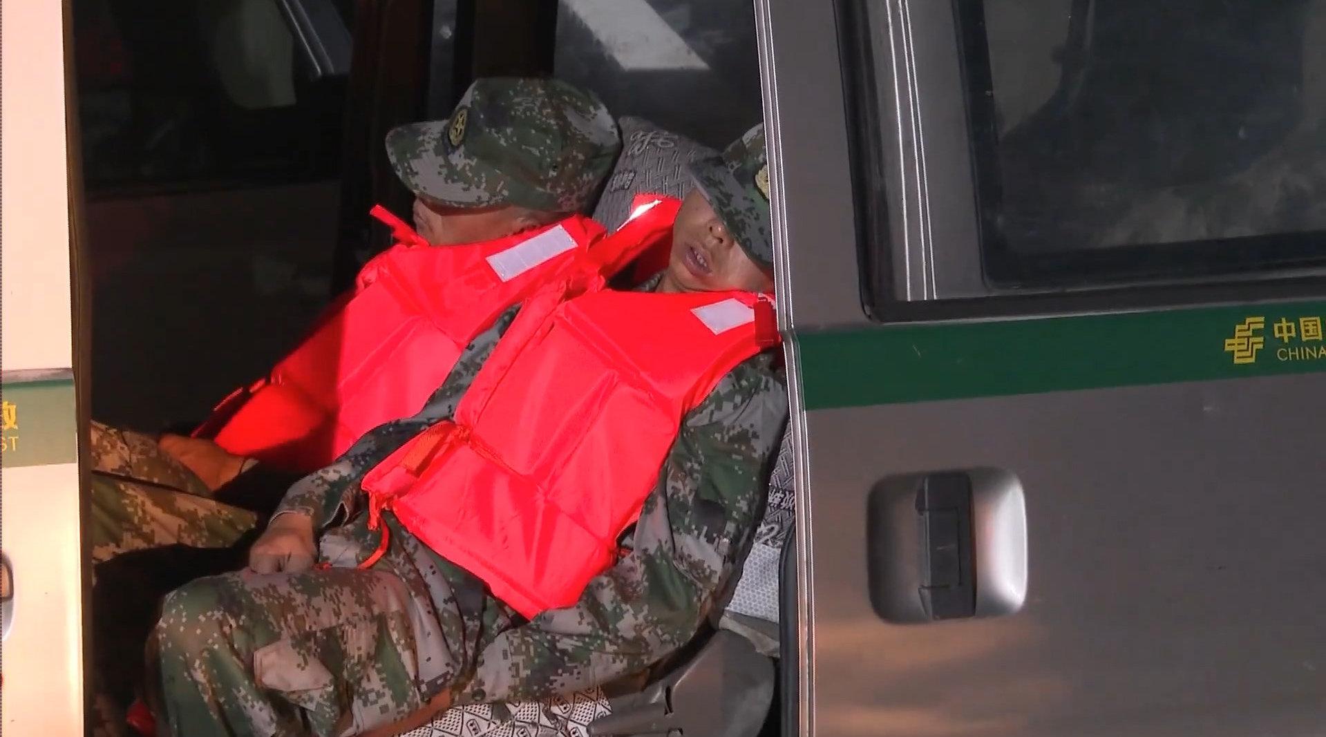 致敬！绵阳抗洪战士彻夜抢险席地而睡 为时刻待命不脱救生衣_手机新浪网