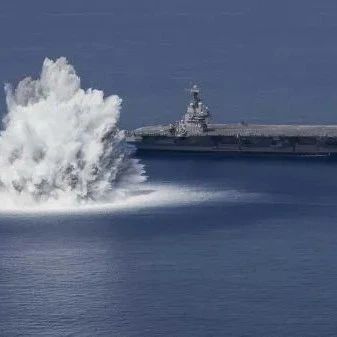 场面震撼！18吨炸药在美国新航母旁爆炸……|美国海军|航母|美国军事_新浪新闻