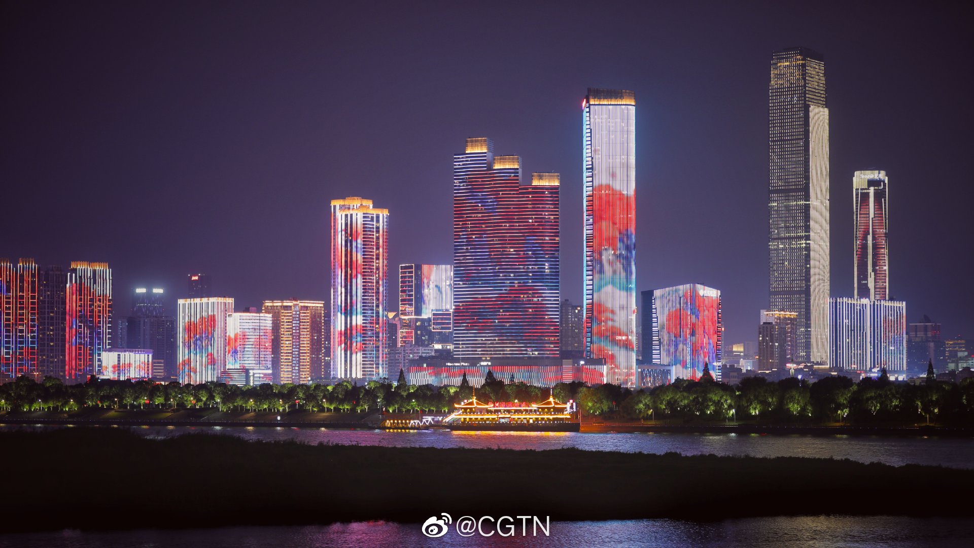 夜幕降临长沙，街道两旁的灯牌亮起。这座城市被闪烁的霓虹赋予了另一种的活力_手机新浪网