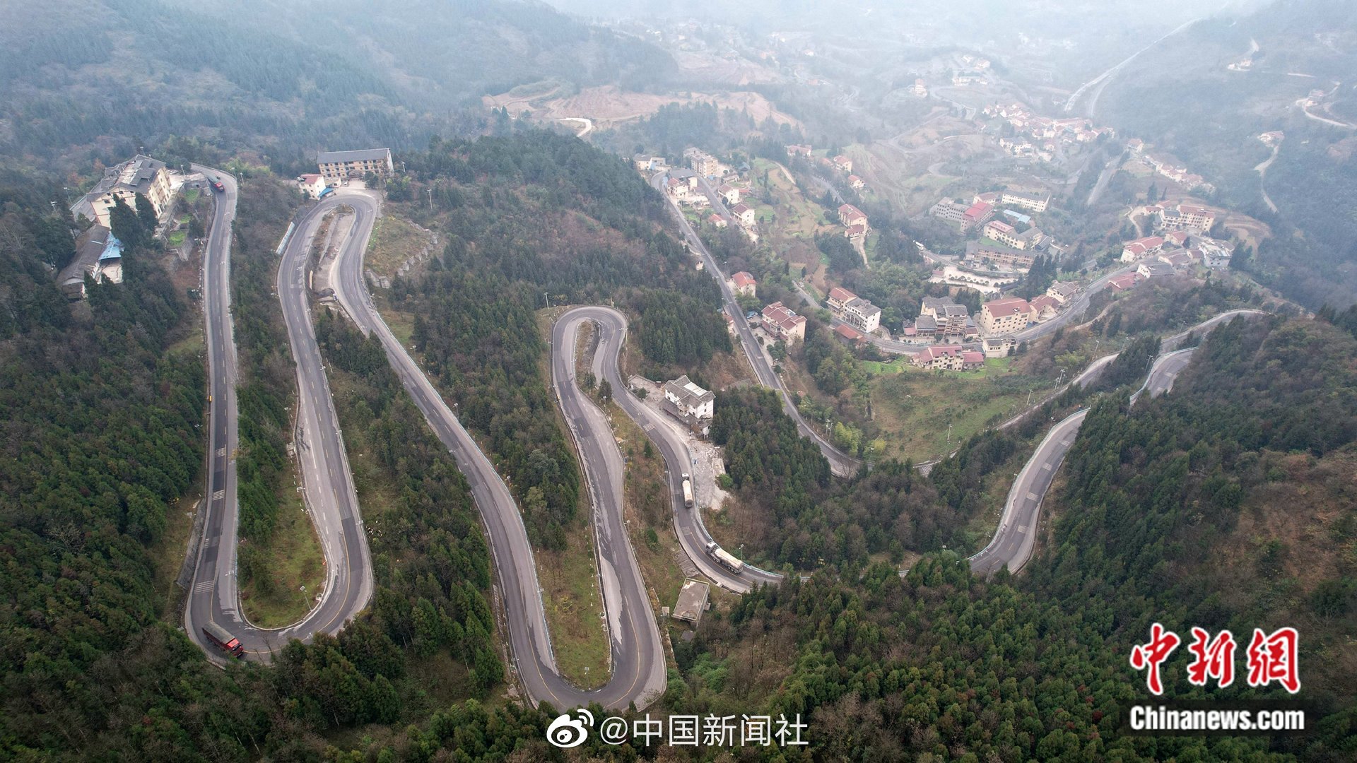 盘旋曲折似绸缎!贵州盘山公路12千米有72道弯 手机新浪网