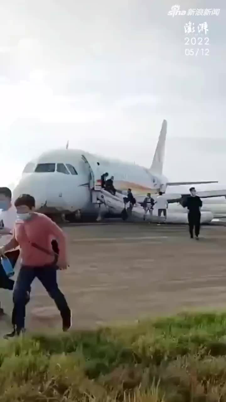 TV9833乘客拍下逃生视频：开始撤离时火势还未蔓延_手机新浪网