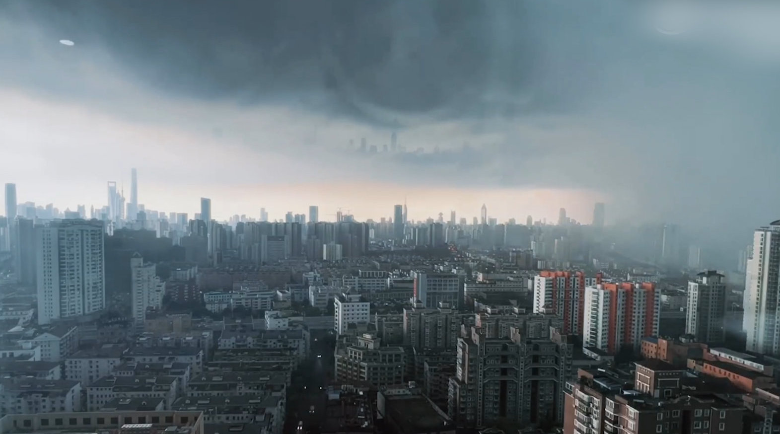 实拍上海暴雨：大雨倾盆而至瞬间白昼如夜 气象台已连续发布四项预警_手机新浪网