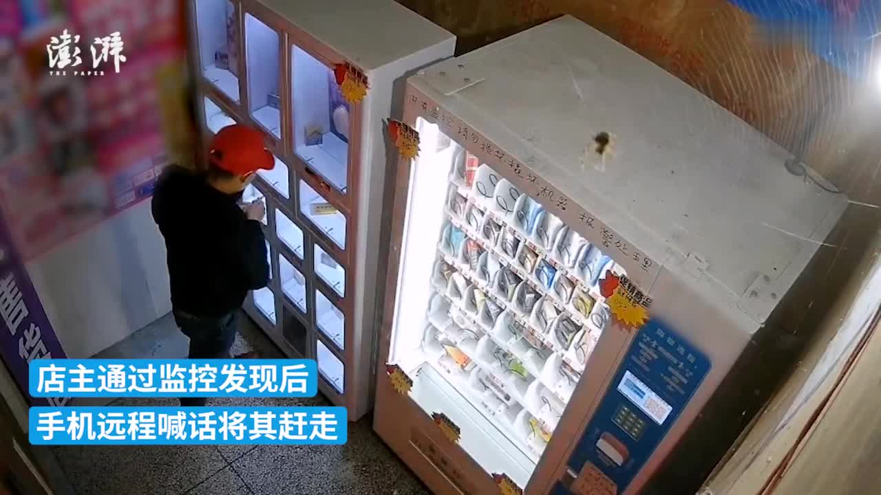 男子凌晨在成人用品店撬柜,店主发现后远程喊话将其赶走手机新浪网