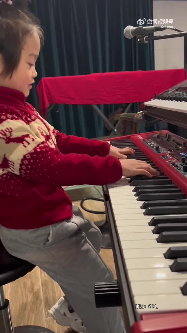 好听!没琴高6岁女孩弹编曲琴丝滑流畅 手机新浪网