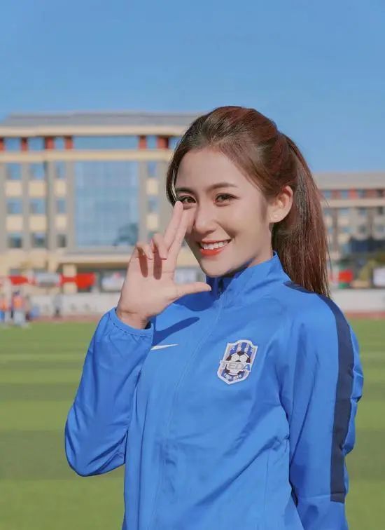 河北姑娘从国企辞职后去踢球 被冠以最美女足球员_国内足球_新浪竞技风暴_新浪网