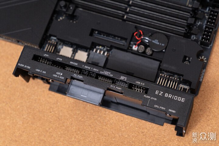 微星 MEG X870E GODLIKE 超神開箱 - 新浪香港