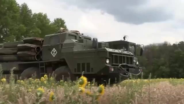 俄军发射300毫米制导火箭弹：精确打击两发全中 炸毁乌军前线阵地