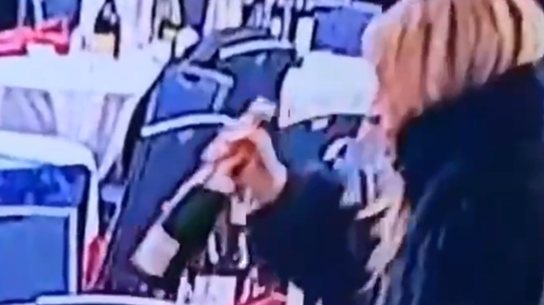 白宫晚宴枪击现场曝光：特朗普紧急撤离，有人淡定干饭、趁乱顺走两瓶酒