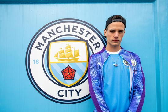 曼城身着FaZe logo队服征战英超_新浪游戏_手机新浪网