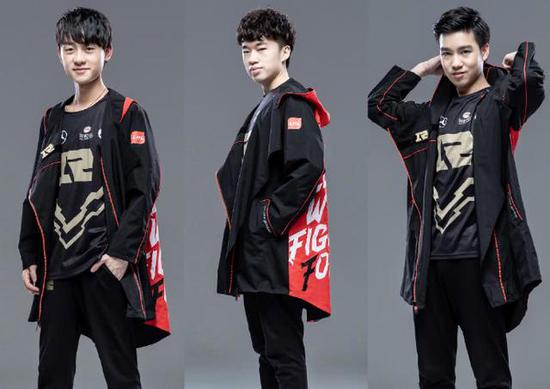 LPL选手出征服定妆照：香锅化身哈利波特 UZI的照片亮了_新浪游戏_手机新浪网