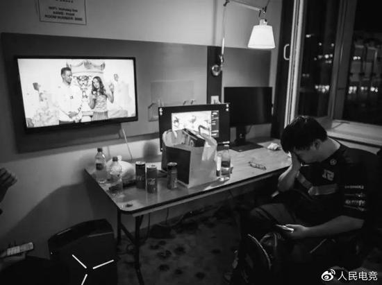 S9特写：RNG的10月20日 属于Uzi的至暗时刻-新浪电竞_电竞赛事_直播报道_新浪电子竞技