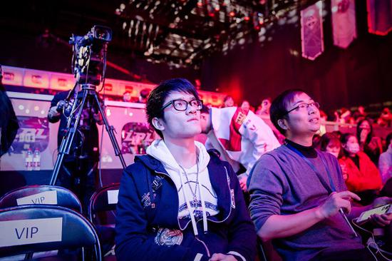 前队长若风现身LPL2017春季赛现场为WE助威-新浪电竞_电竞赛事_直播报道_新浪电子竞技