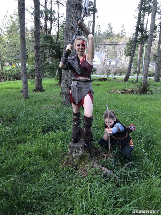 国外美女COS《战神》奎爷父子：母女冒险官方点赞_新浪游戏_手机新浪网