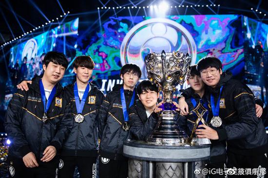 登峰继续造极 iG夺LPL首冠！_新浪游戏_手机新浪网