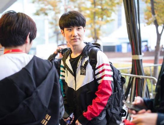 听我说，你和Ray之间只差了一件防风衣-新浪电竞_电竞赛事_直播报道_新浪电子竞技