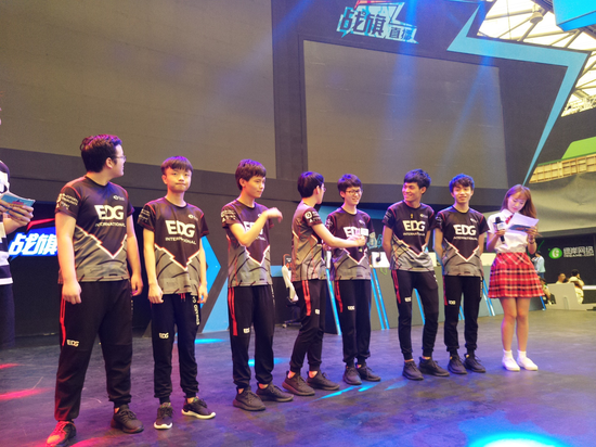 战旗独家签约EDG CJ现场仪式_新浪游戏_手机新浪网