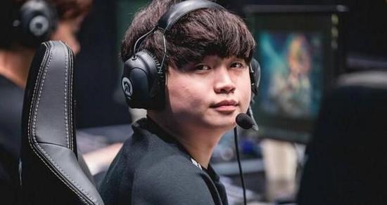 Faker首次说出：现役最大对手是他！对线有压力！_新浪游戏_手机新浪网