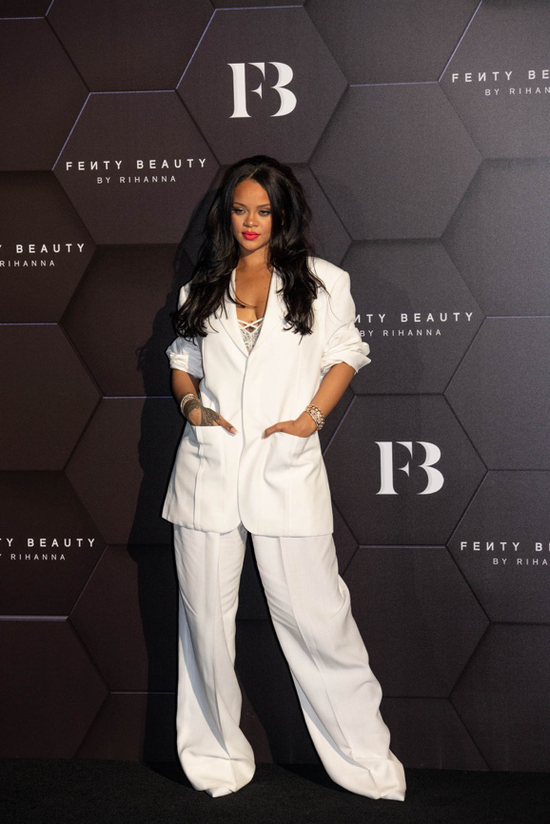 Rihanna亲临首尔主持Fenty Beauty美妆艺术课堂_手机新浪网