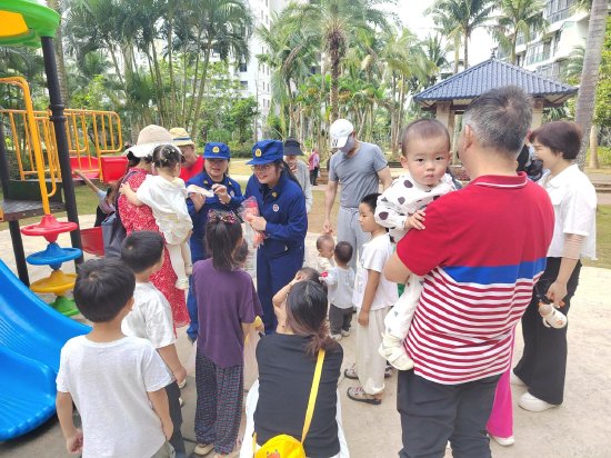 文昌消防大队深入辖区高层住宅小区开展消防安全“上门入户”宣讲活动_新浪海南_新浪网