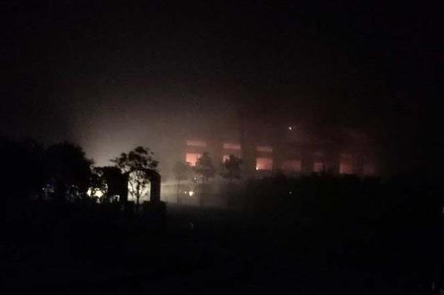 咸宁高新区一药厂深夜起火 暂无人员伤亡_新浪湖北_新浪网