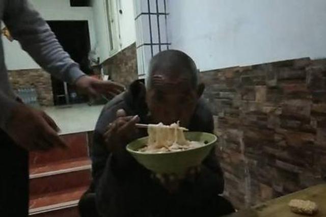 六旬老汉走失5天饿晕路边 细心者通过衣服线纹帮其找到亲人_新浪河南_新浪网