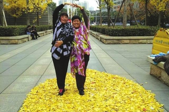 女环卫工扫落叶成心形引拍照 获市委书记点赞(图)_新浪黑龙江_新浪网