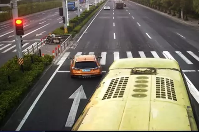 女司机一脚油门闯红灯 交警看完监控却为她点赞_新浪江西_新浪网