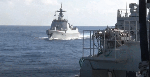 052D得吃饱！我第35批护航编队进行海上航行快速补给_新浪图片