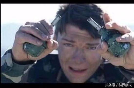 这款手榴弹最丧心病狂 喷出火焰可烧穿50毫米厚钢板_手机新浪网