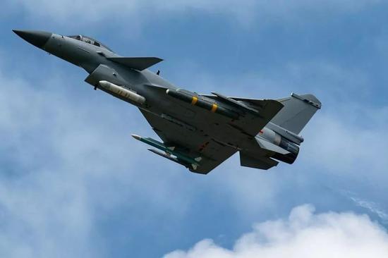 我军歼10C挂KD88导弹亮相 却暴露气动架构先天缺陷|中国|中程导弹|战机_新浪军事_新浪网