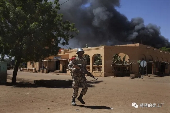 马里军队接收中国VN2C防雷装甲车 可抗8千克爆炸物_手机新浪网