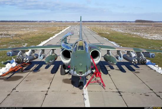 苏25击落图16视频曝光 反坦克导弹也能打轰炸机？|轰炸机|苏25|图16_新浪军事_新浪网