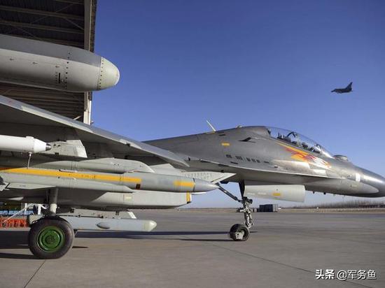 歼10B挂载电子吊舱和YJ-91导弹 变身为恐怖雷达杀手|中国|反辐射导弹|歼-10_新浪军事_新浪网