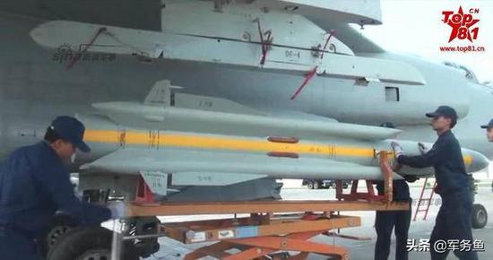 歼10B挂载电子吊舱和YJ-91导弹 变身为恐怖雷达杀手_手机新浪网