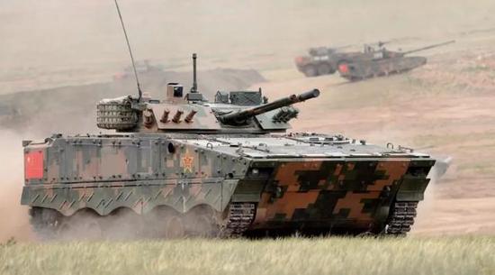 中国仿制俄方的04A步战车 为何运用越来越像美军了_手机新浪网