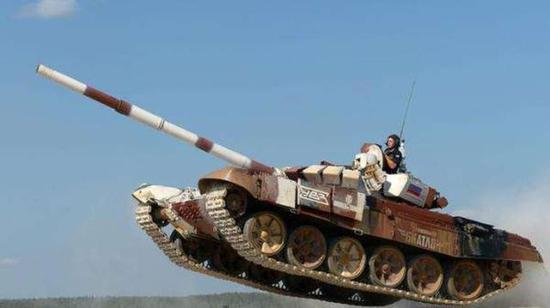 俄军大规模换装最新型T72 3大性能与中国96B尚有差距|坦克|主战坦克|俄军_新浪军事_新浪网