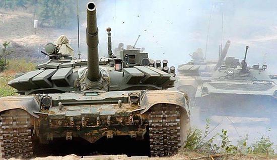 俄军大规模换装最新型T72 3大性能与中国96B尚有差距_手机新浪网